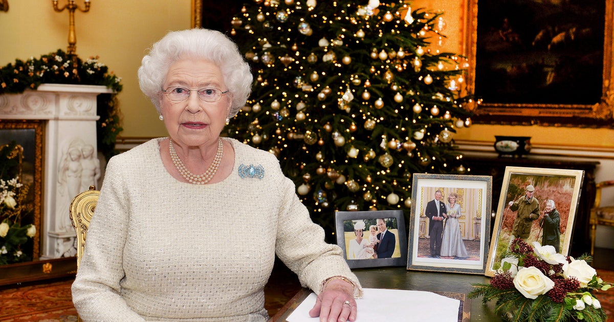 Queen Elizabeth's Christmas message notes "moments of darkness" - CBS News