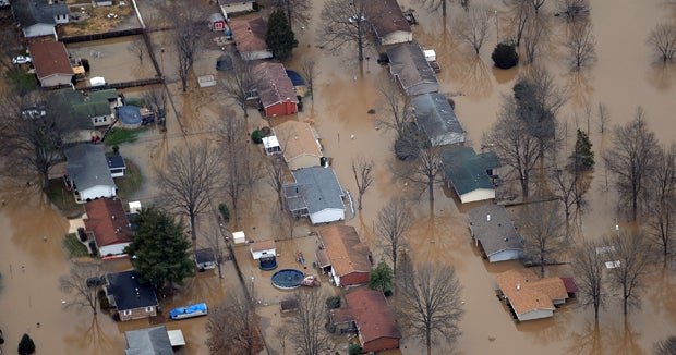 Illinois inmates join battle against floodwaters - CBS News