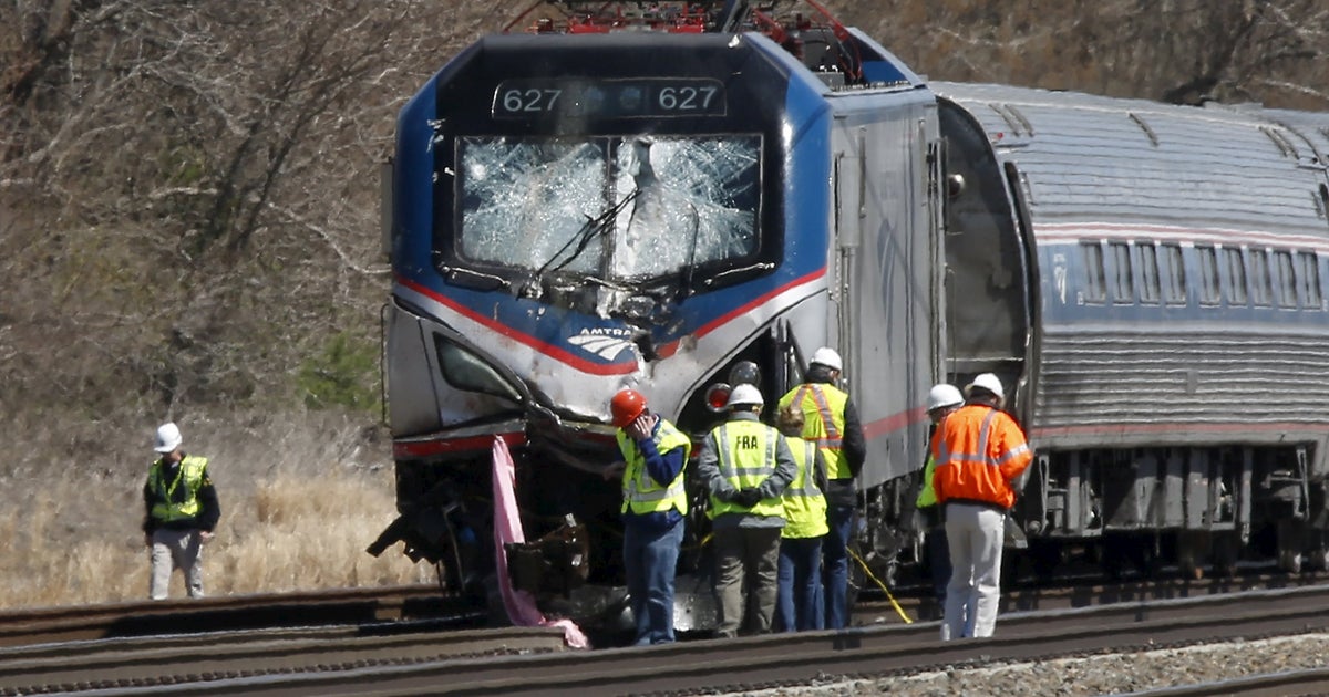 Officials: Amtrak engineer hit brakes 5 seconds before crash - CBS News