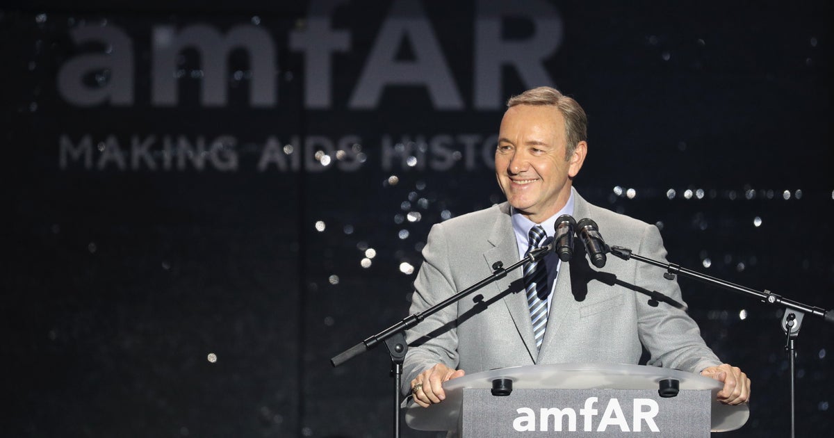 Kevin Spacey mocks Donald Trump at AIDS fundraiser - CBS News