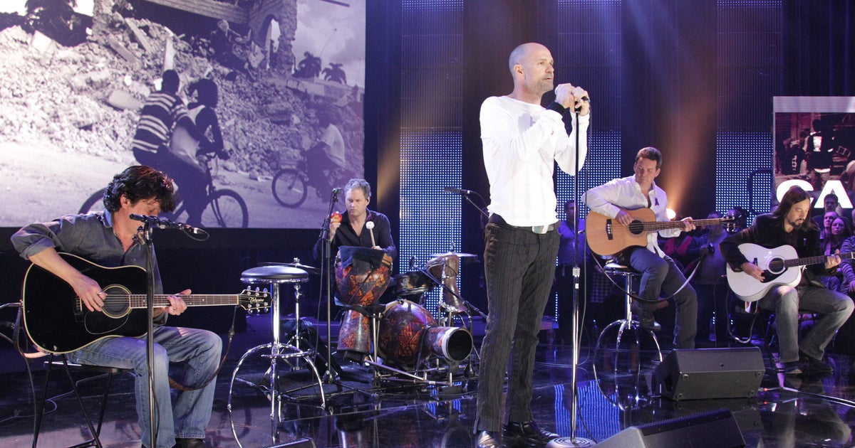 Canadians bid goodbye to dying singer at Tragically Hip concert - CBS News