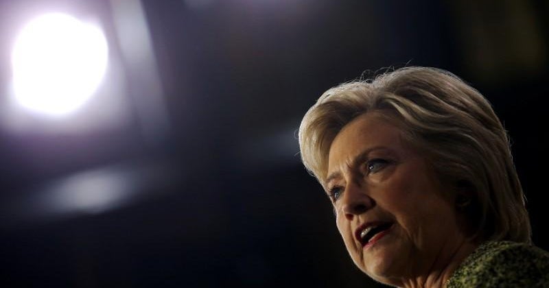 Clinton campaign plans for boring debate - CBS News