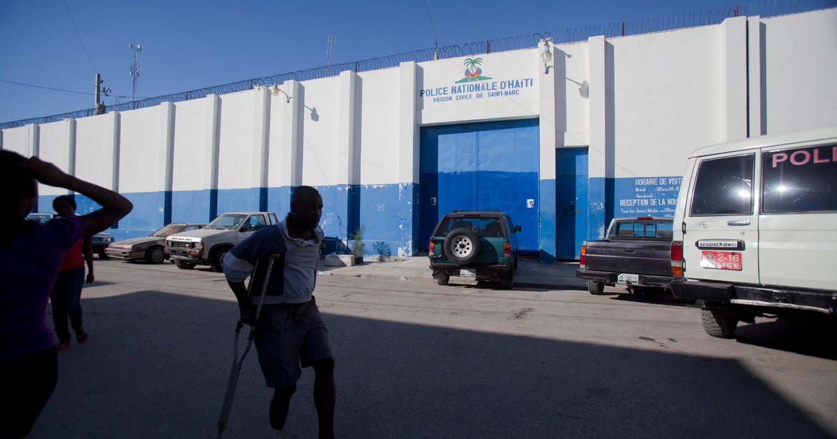 More than 100 inmates--some barefoot--escape Haitian prison - CBS News