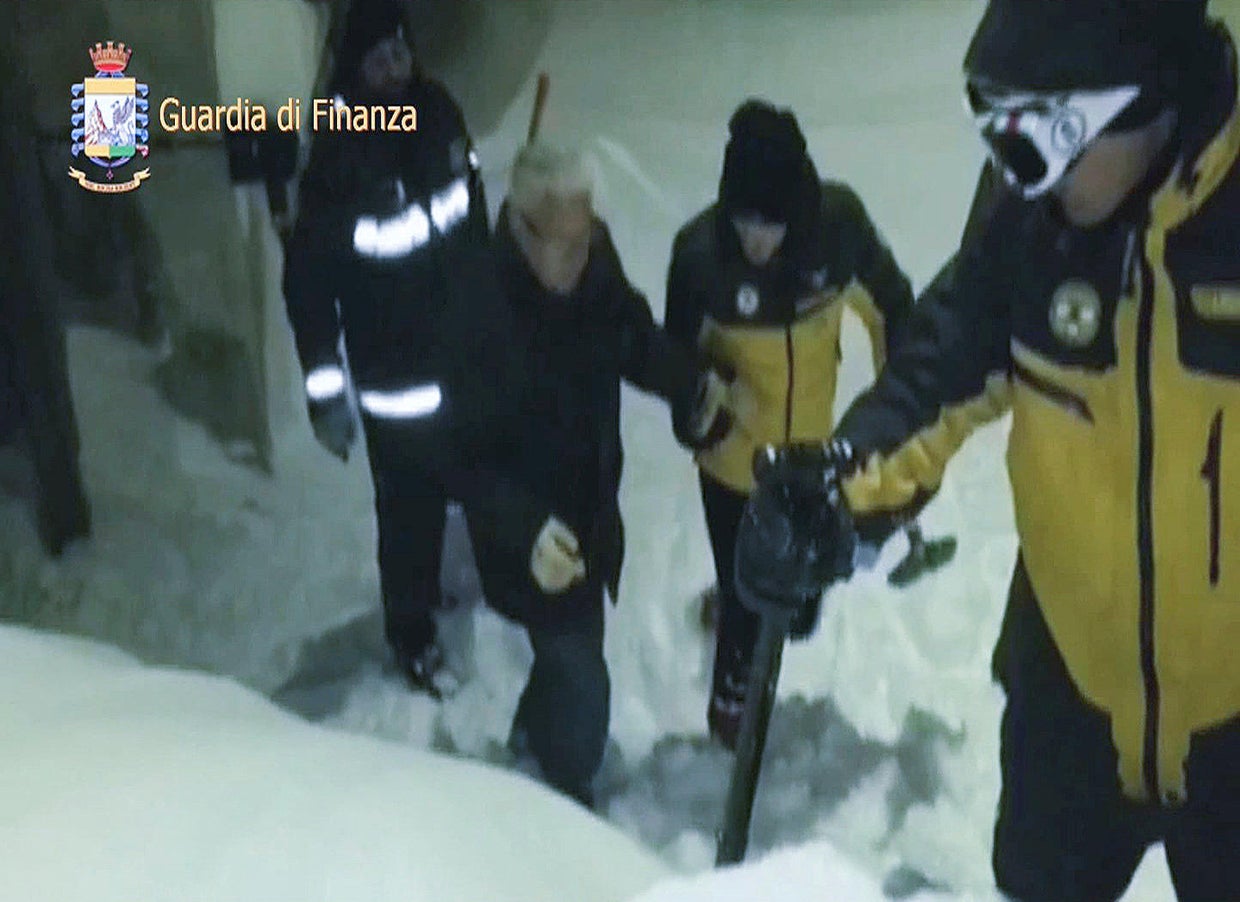 Avalanche in Italy: Search for survivors trapped in Hotel Rigopiano in ...