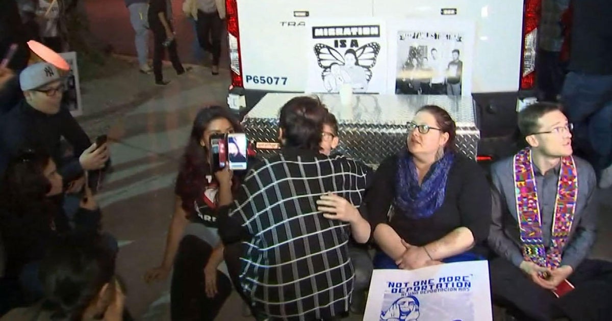 Mom deported to Mexico amid Phoenix protests - CBS News
