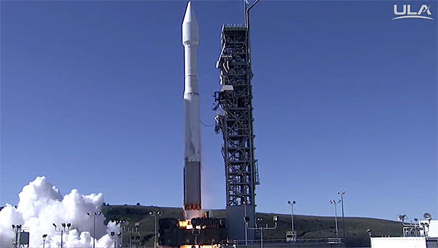 Atlas 5 rocket launches secret military payload - CBS News