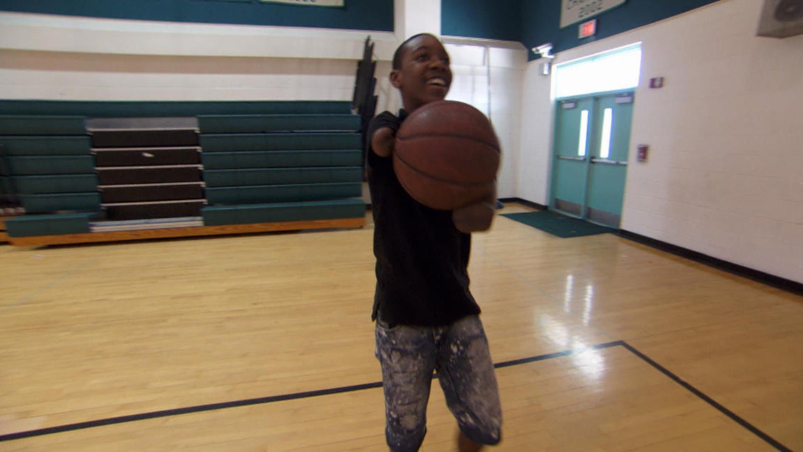Teen who lost his hands becomes unlikely basketball hero - CBS News