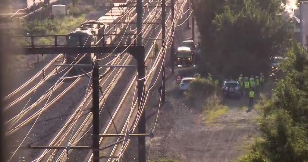 Amtrak train hits, kills 2 people on tracks - CBS News