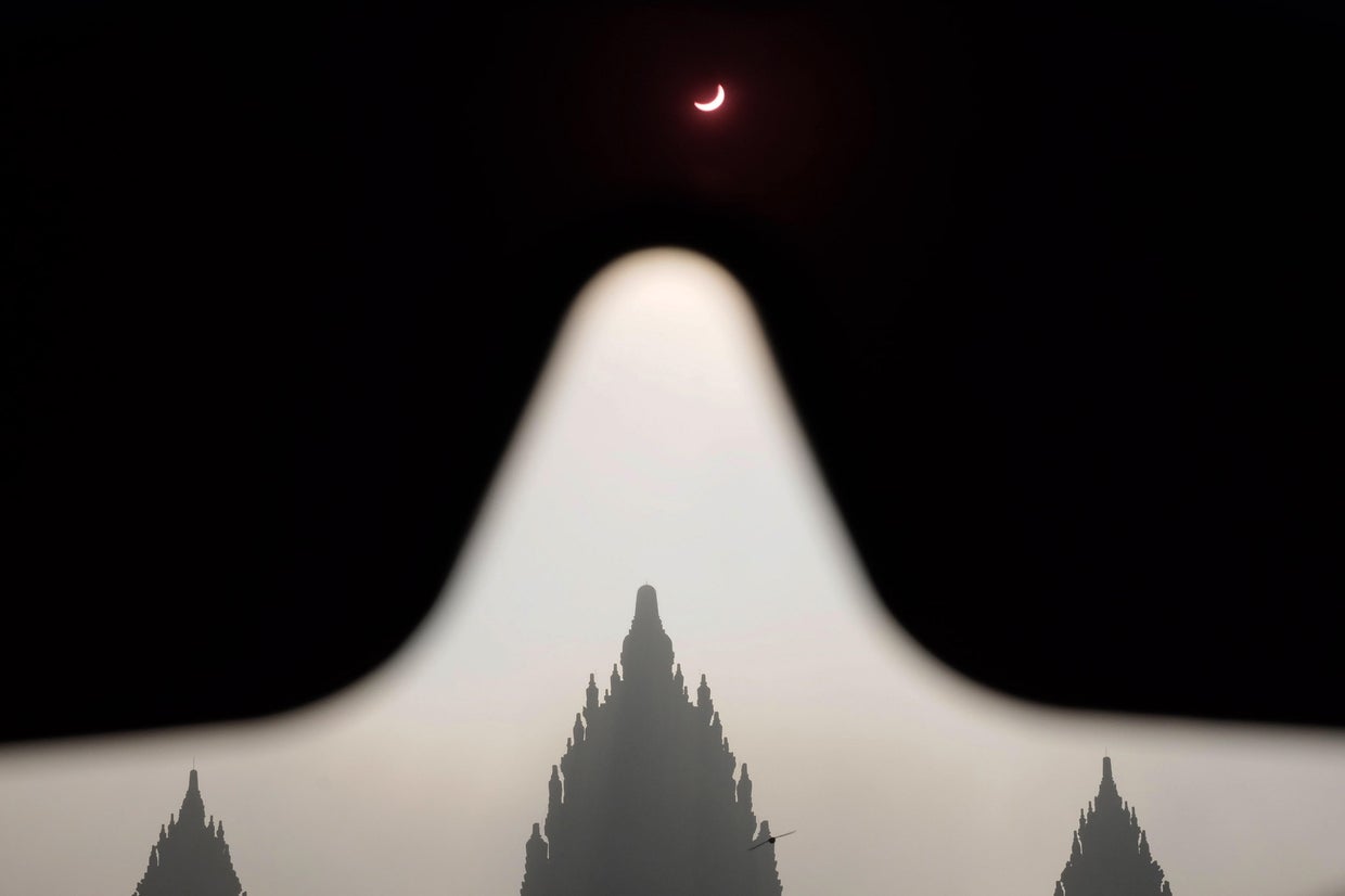 Dazzling solar eclipse photos that won't fry your eyes