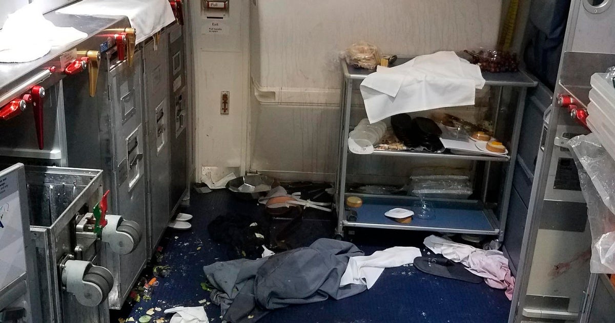 Man indicted for brawl that diverted Delta flight - CBS News