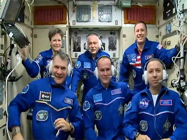 Soyuz rocket carries 3-man crew to space station - CBS News