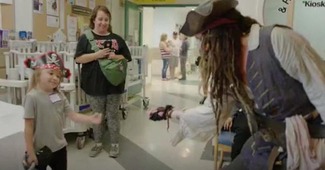 Johnny Depp surprises kids at hospital dressed as Captain Jack Sparrow ...