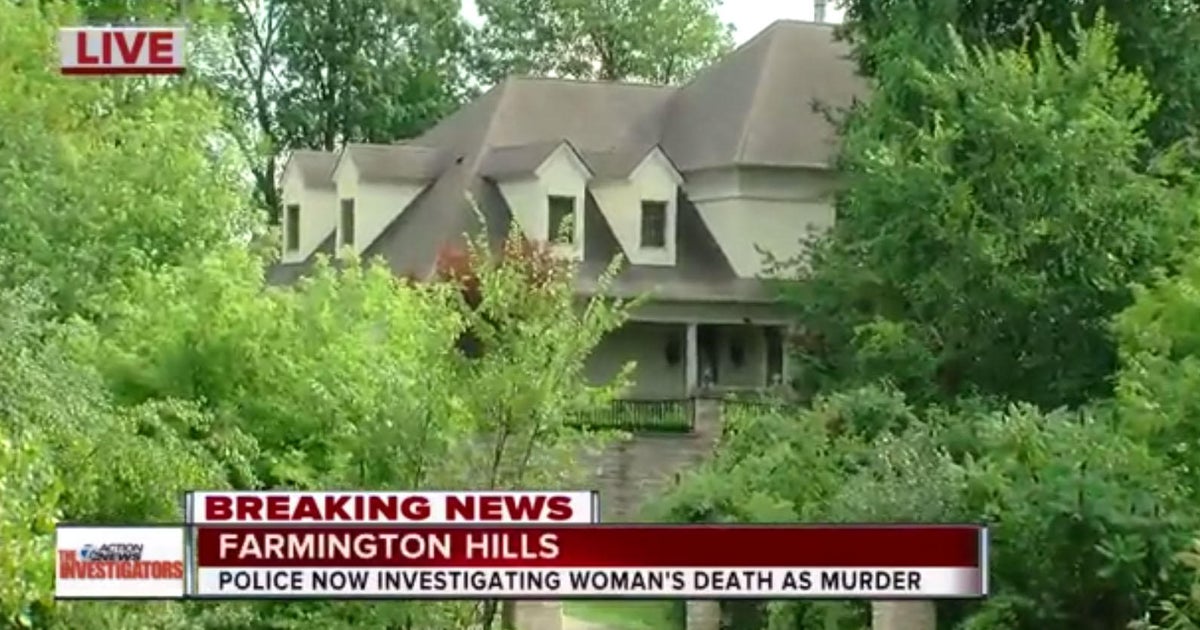 Teen charged after mom found dead beneath second-story window - CBS News