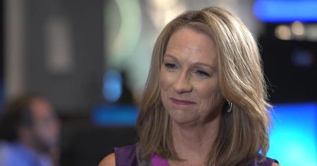 Beth Mowins makes NFL history - CBS News