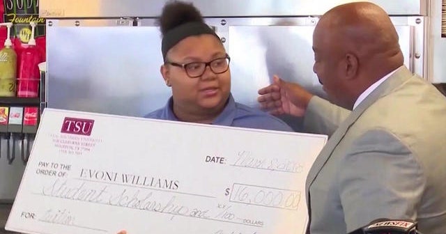 Texas Waitress Who Helped Customer Gets 16k Scholarship Cbs News
