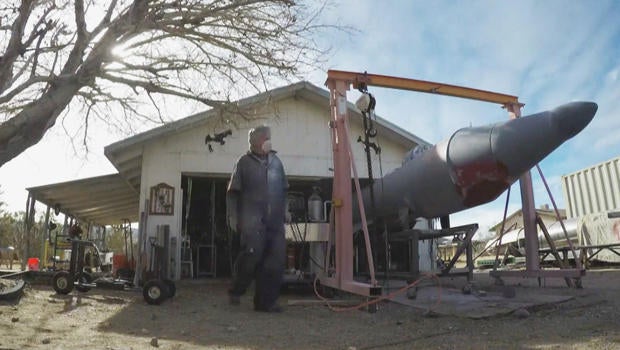 Flat-Earther launches himself into sky in steam-powered rocket - CBS News