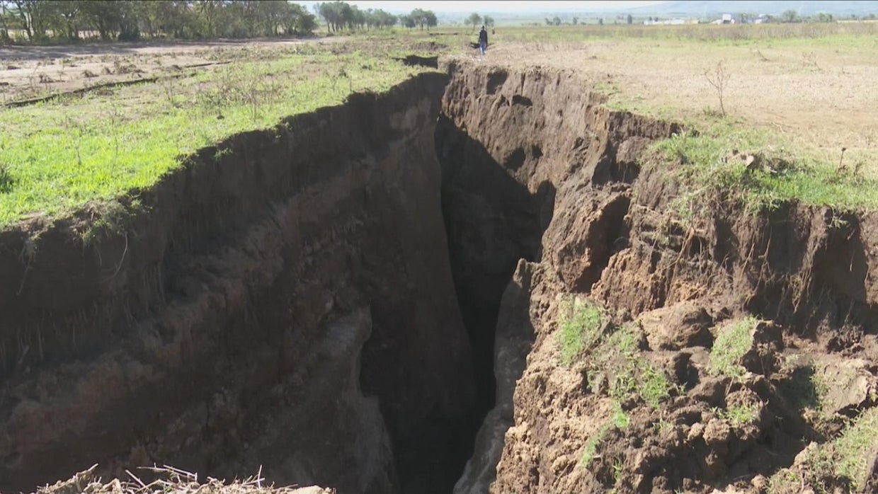 A giant crack in Kenya opens up, but what's causing it? - CBS News