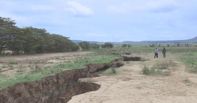 What's causing the Earth to open up in Kenya? - CBS News