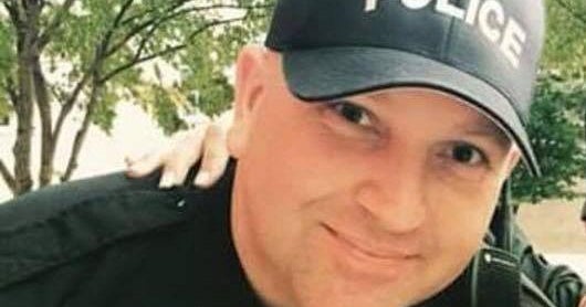 Officer buys groceries for family, bystander shares "extraordinary act ...