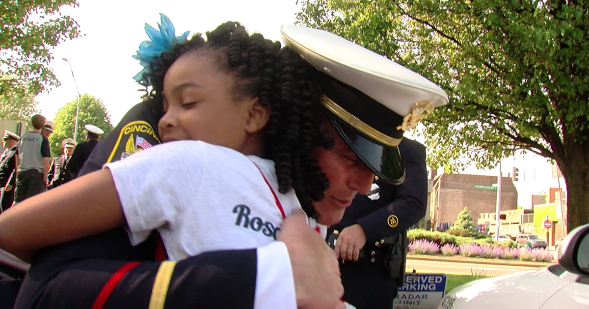 8-year-old girl on a mission to hug police officers all across the U.S ...