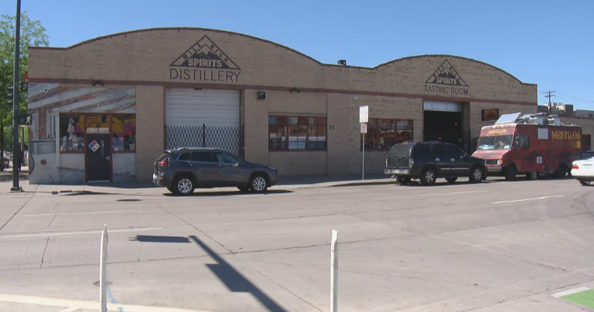 Dancing FBI agent loses gun during backflip, accidentally shoots bar ...