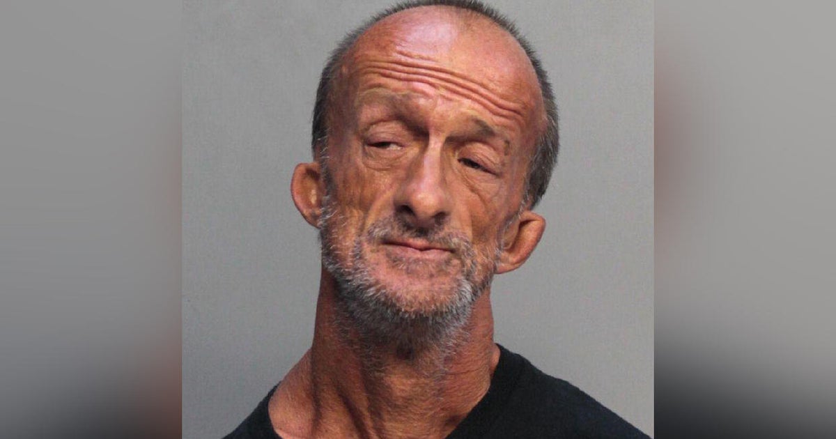 Homeless artist with no arms allegedly stabbed tourist - CBS News