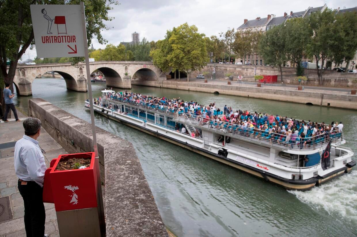 Paris open-air urinals not popular among all French - CBS News