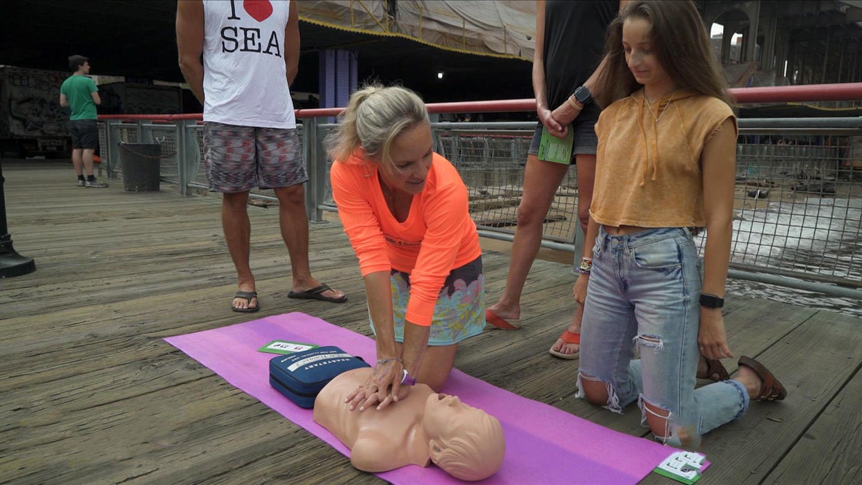 Couple's love story started with a CPR kiss - CBS News