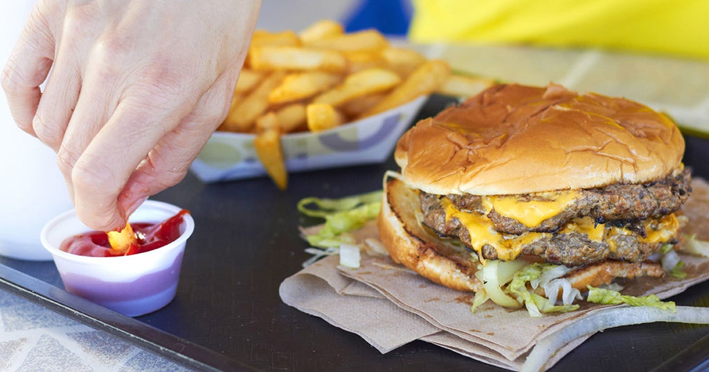 Here's How Much Fast Food Americans Are Actually Eating - CBS Boston