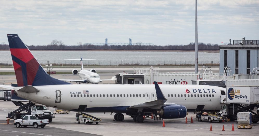 Passenger Says Delta Made Him Sit In Dog Poop Or Miss Flight - CBS Chicago