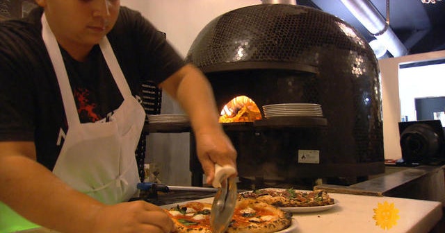 Deaf staff serves up pizza at top California restaurant Mozzeria - CBS News