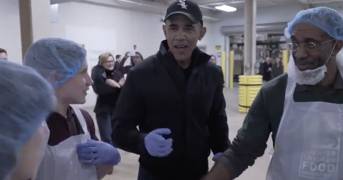 Former President Barack Obama surprises Chicago food bank volunteers ...