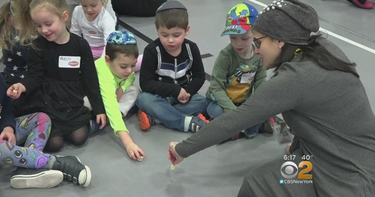 Hundreds Of Students Set World Record For Dreidel Spinning - CBS New York