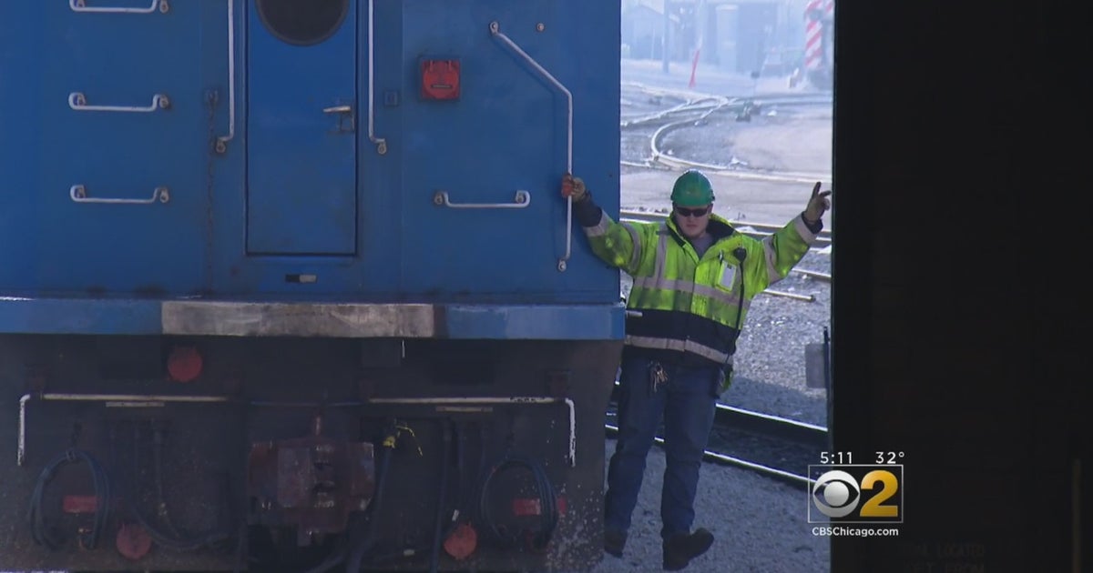 Metra Still Servicing 30-Year-Old Locomotives - CBS Chicago