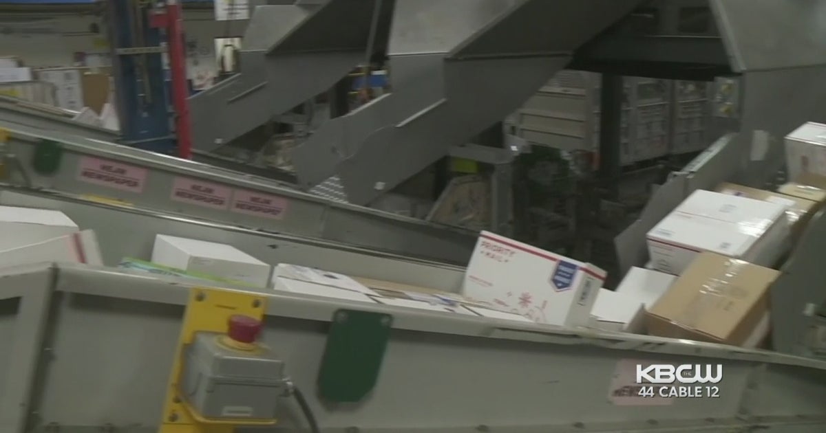 USPS Facility Processes 300K Packages A Day As Christmas Nears - CBS ...