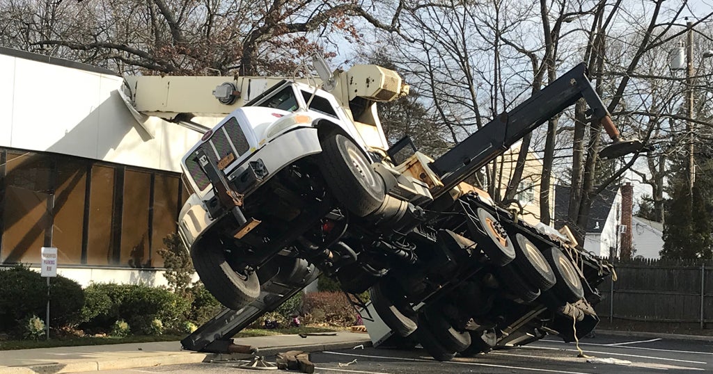 Crane Topples Onto Long Island Building - CBS New York