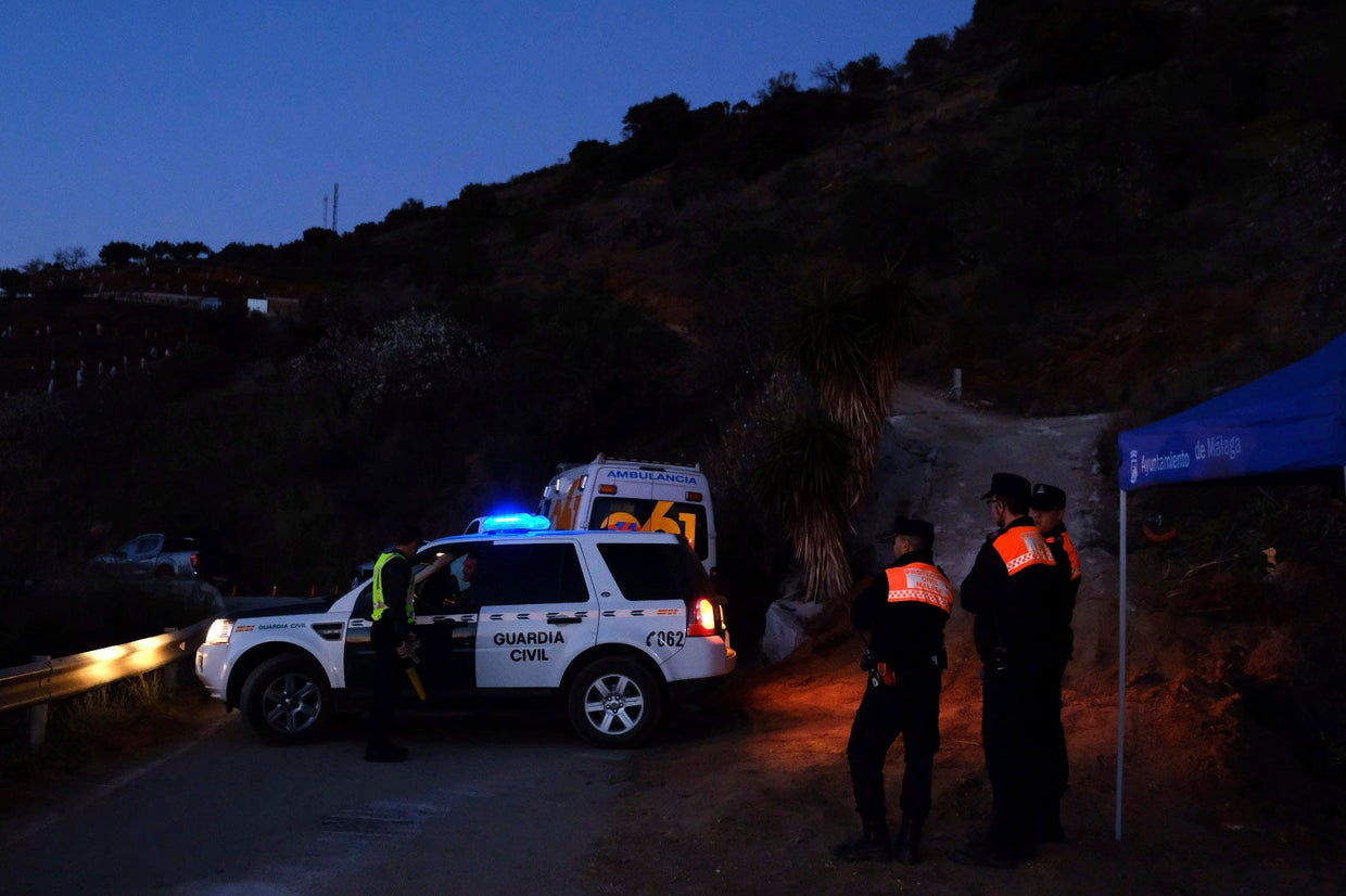 Spanish boy in well: Rescuers bring in heavy machinery to drill holes ...