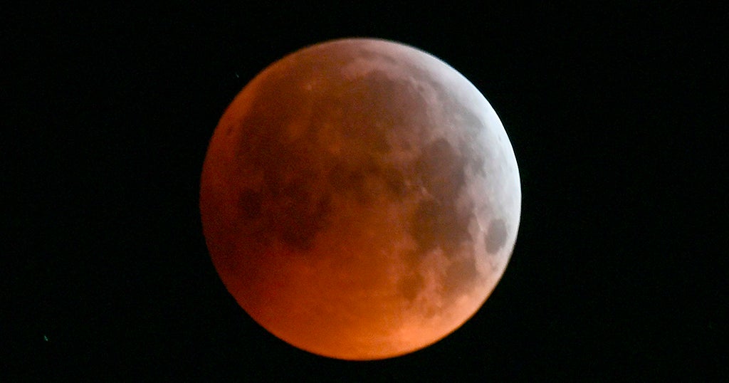 Star-Gazers Take In Rare Super Blood Wolf Moon, Lunar Eclipse - CBS ...