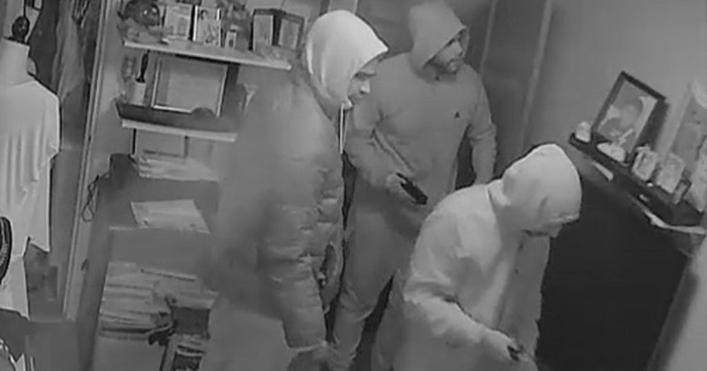 Police Burglars Seen On Video Sneaking Around Queens Home Cbs New York