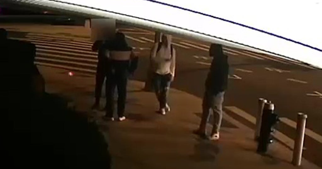 Police: Man Brutally Mugged By Trio In Queens - CBS New York