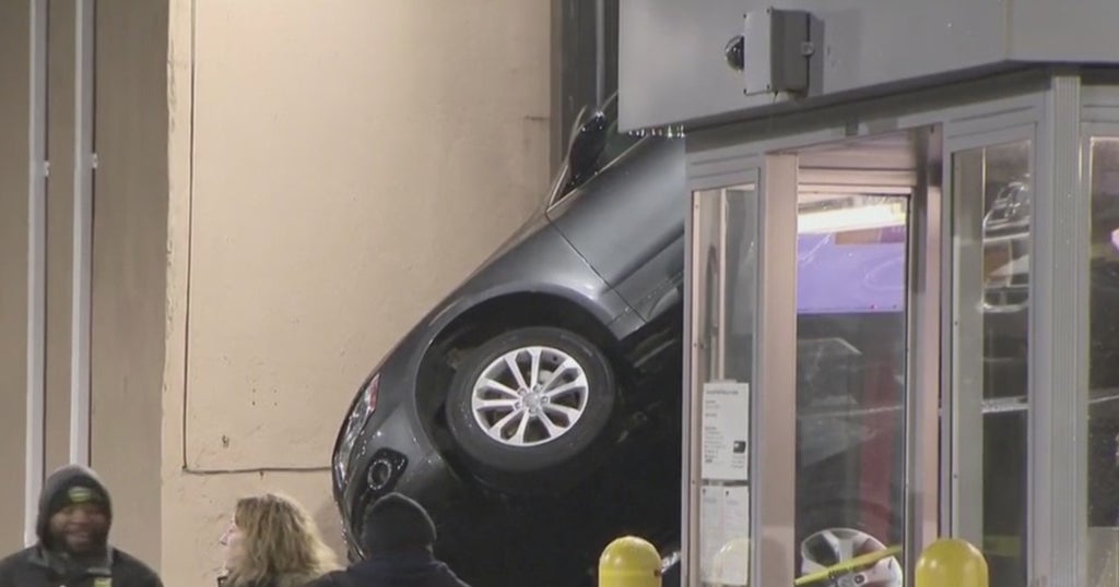 Lift Failure Leaves Car Dangling At Brooklyn Parking Lot - CBS New York