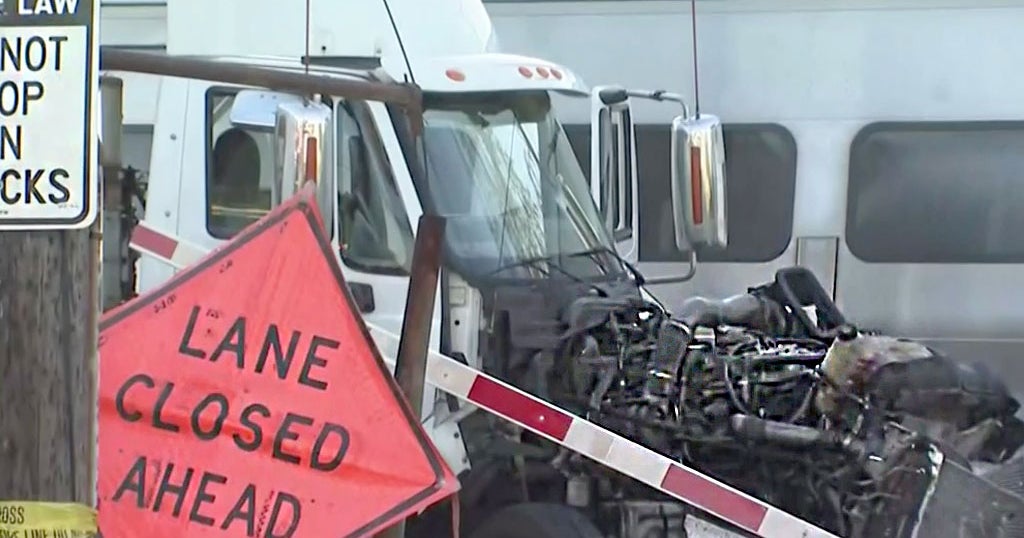 Closer Look: Scene Of LIRR Crash Into Tractor-Trailer Rig - CBS New York