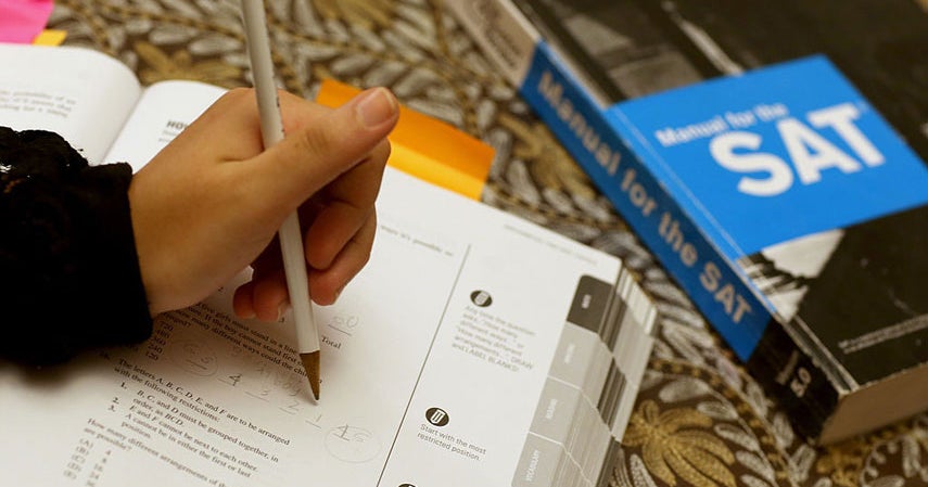 Students spend summer prepping for SAT ahead of new exam style - CBS Texas
