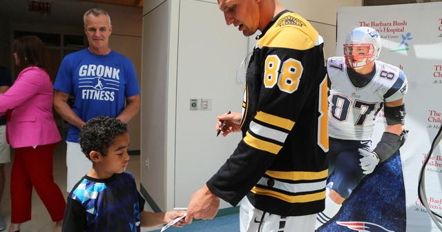 Gronk visits children's hospital, bringing smiles and a huge gift - CBS ...