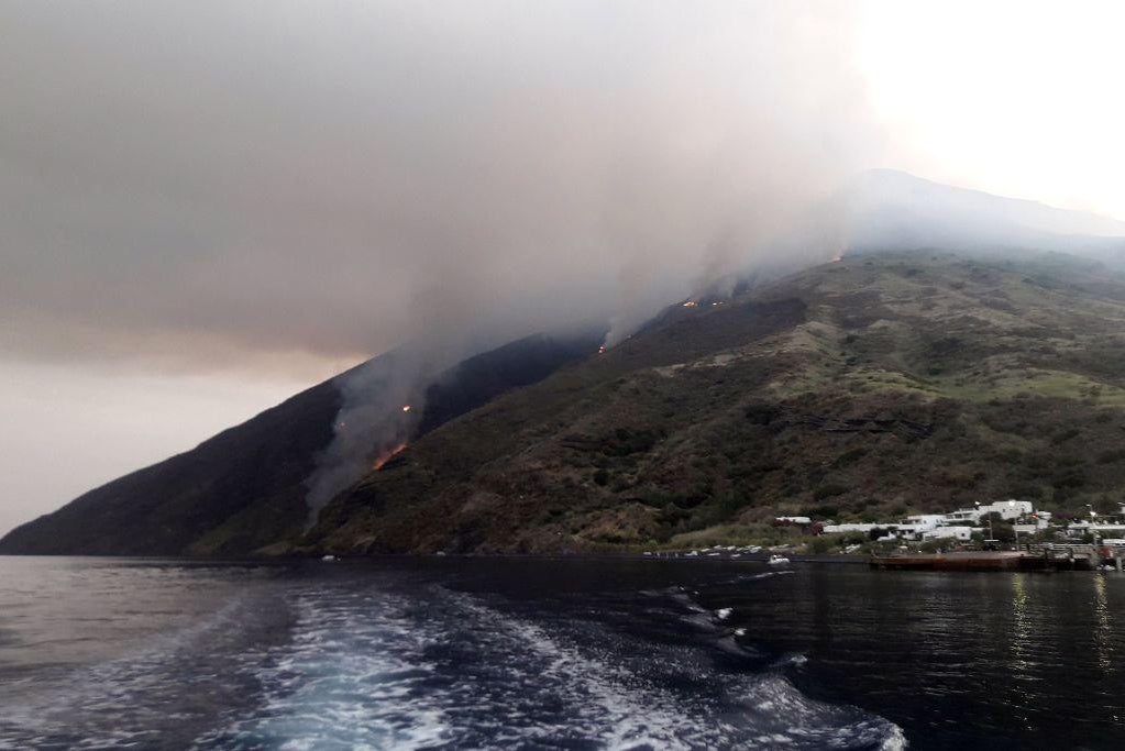 Volcano eruption today: Volcano erupts on Italian island of Stromboli ...