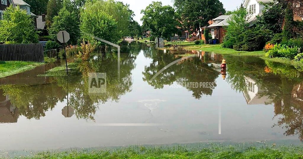 High Levels Push Canal Water Into Homes Near Detroit River - CBS Detroit