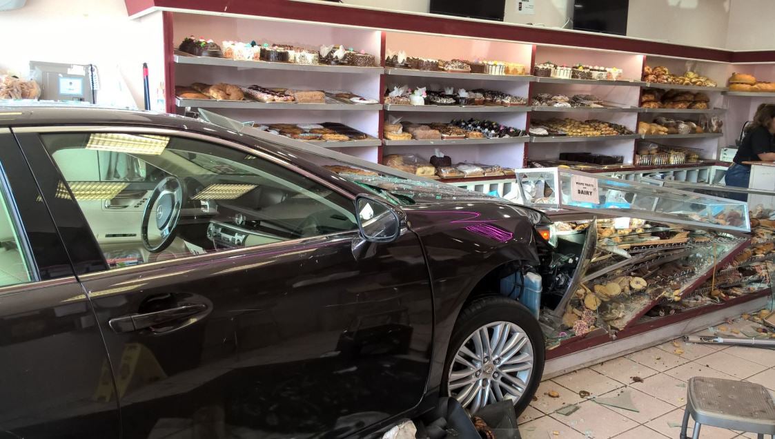 Car Crashes Into Bakery In Fair Lawn - CBS New York