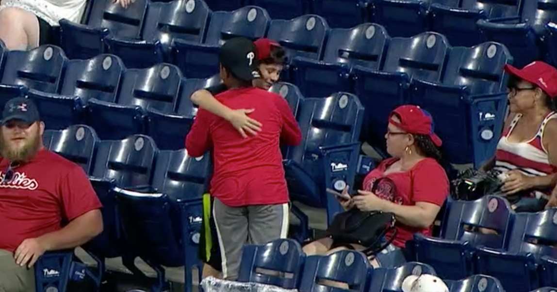 Phillies fan foul ball: Young baseball fan's act of brotherly love ...