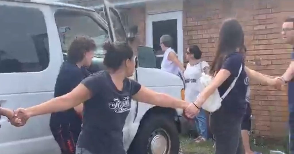 Residents Form Human Chain To Protect Neighbor From ICE Agents - CBS ...