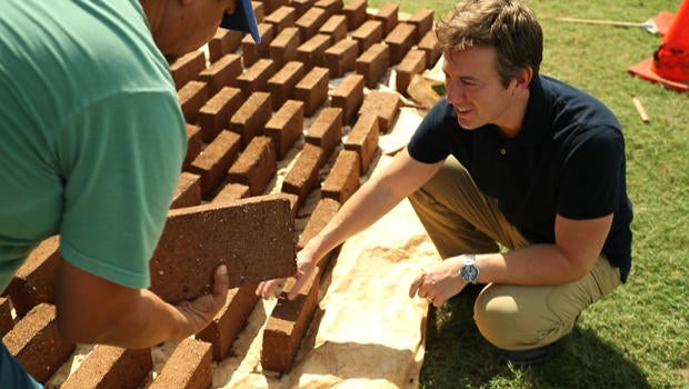 Massive waves of toxic seaweed inundate Yucatan shorelines - CBS News